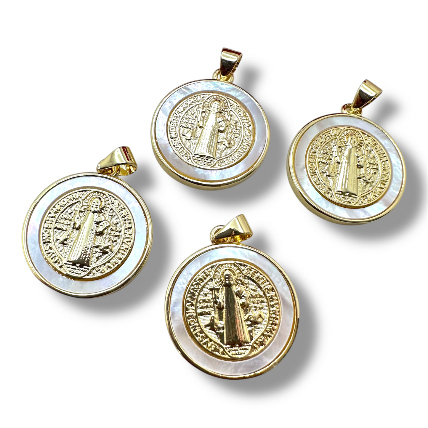 Medalla de San Benito GP 18k con Madre Perla – The Beads Place PR